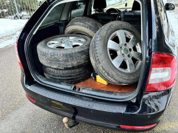 Black Skoda Octavia 2012 in Vilnius, with an engine capacity of 1.60 L and mileage of 272 thousand km for 4200 €, photo 7 on AUTOMOTO.COM.LV