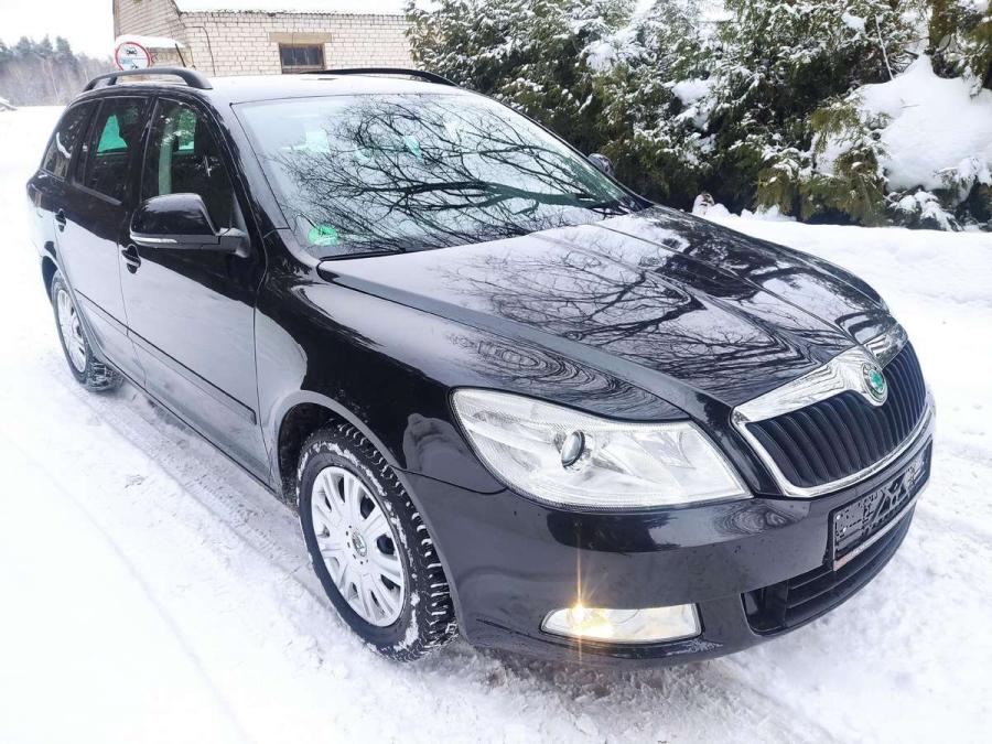 Black Skoda Octavia 2012 in Utena, with an engine capacity of 1.97 L and mileage of 333 thousand km for 4500 €, photo 4 on AUTOMOTO.COM.LV