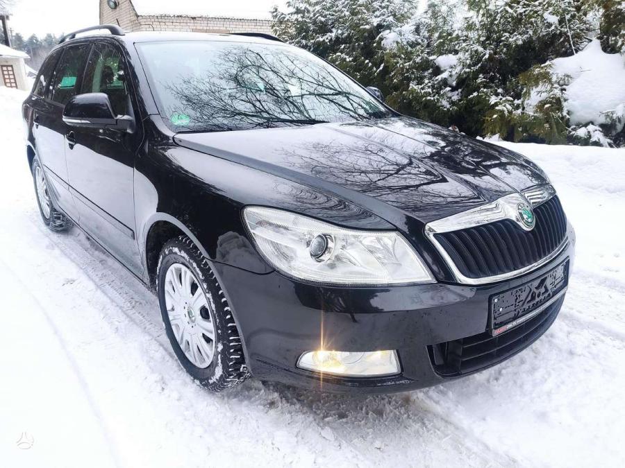 Black Skoda Octavia 2012 in Utena, with an engine capacity of 1.97 L and mileage of 333 thousand km for 4500 €, photo 7 on AUTOMOTO.COM.LV