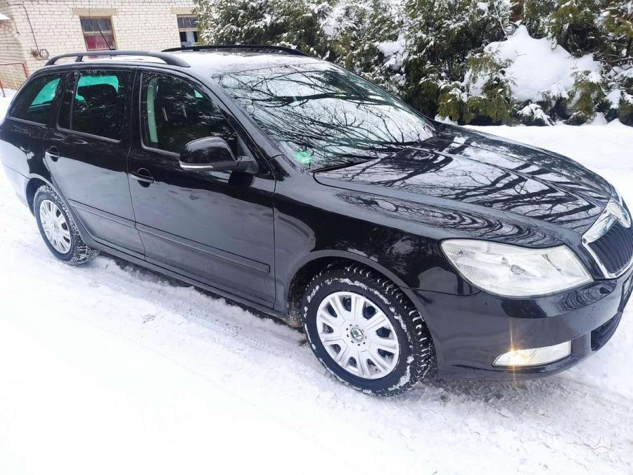Black Skoda Octavia 2012 in Utena, with an engine capacity of 1.97 L and mileage of 333 thousand km for 4500 €, photo 8 on AUTOMOTO.COM.LV