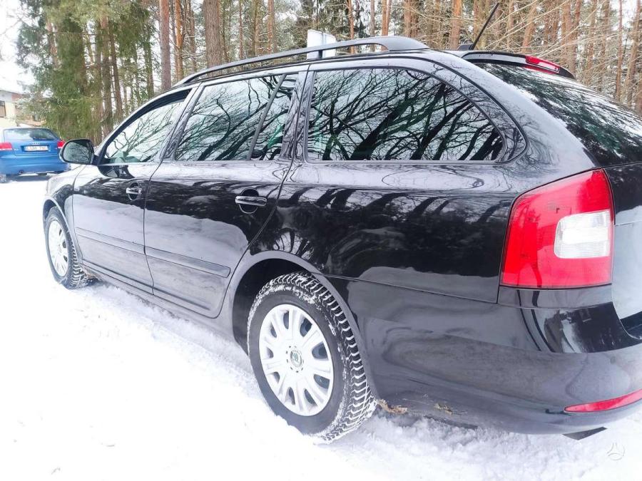 Black Skoda Octavia 2012 in Utena, with an engine capacity of 1.97 L and mileage of 333 thousand km for 4500 €, photo 15 on AUTOMOTO.COM.LV