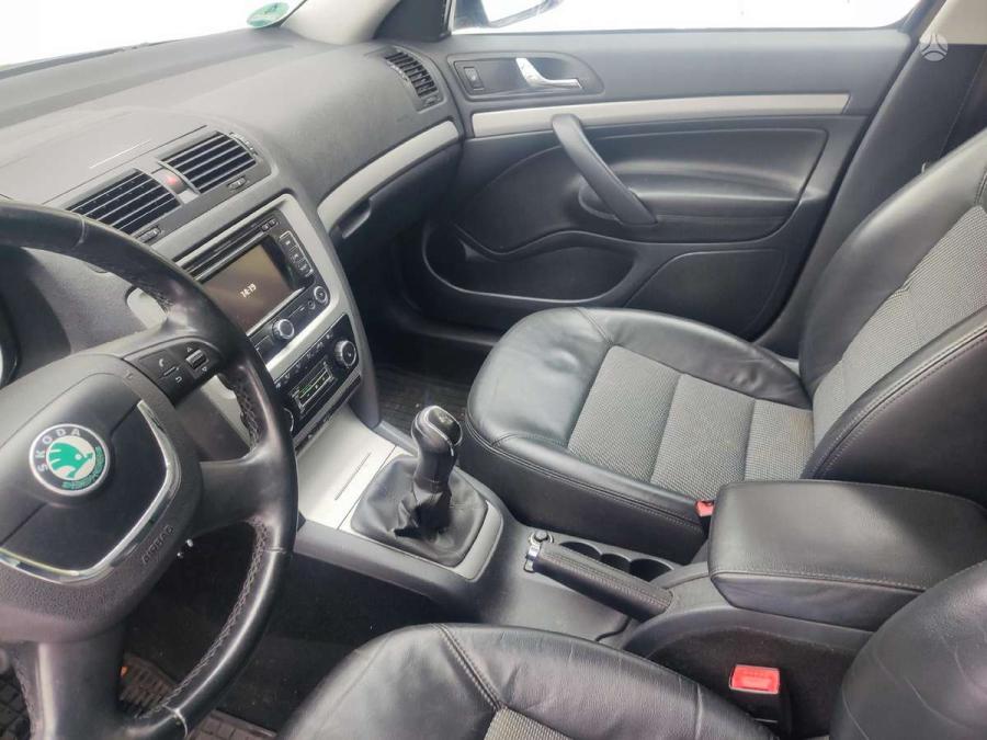 Black Skoda Octavia 2012 in Utena, with an engine capacity of 1.97 L and mileage of 333 thousand km for 4500 €, photo 16 on AUTOMOTO.COM.LV