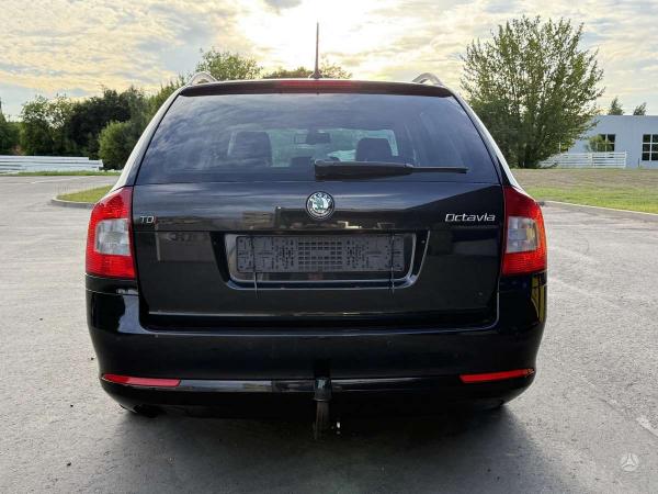 Black Skoda Octavia 2012 in Kaunas, with an engine capacity of 1.97 L and mileage of 231 thousand km for 4500 €, photo 8 on AUTOMOTO.COM.LV