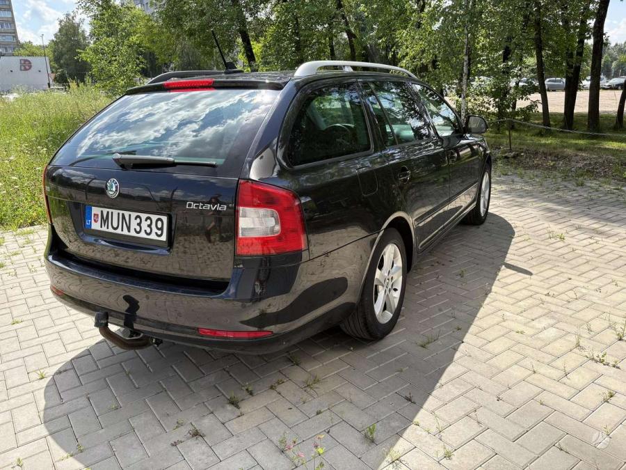 Black Skoda Octavia 2012 in Kaunas, with an engine capacity of 1.60 L and mileage of 382 thousand km for 4350 €, photo 4 on AUTOMOTO.COM.LV
