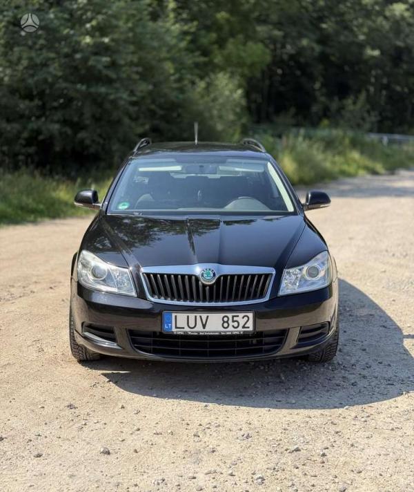 Black Skoda Octavia 2012 in Vilnius, with an engine capacity of 1.60 L and mileage of 282 thousand km for 3200 €, photo 1 on AUTOMOTO.COM.LV