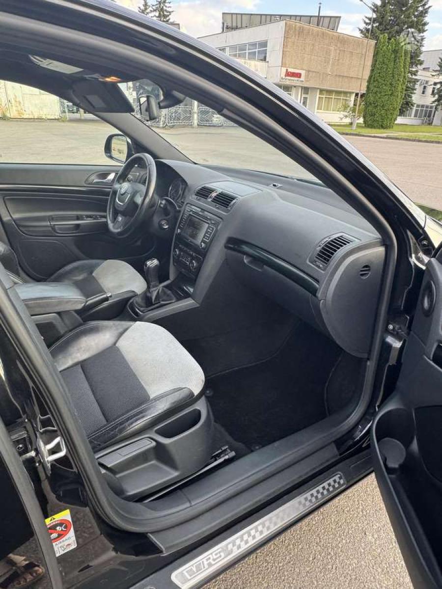 Black Skoda Octavia 2012 in Panevezys, with an engine capacity of 1.97 L and mileage of 320 thousand km for 4000 €, photo 10 on AUTOMOTO.COM.LV
