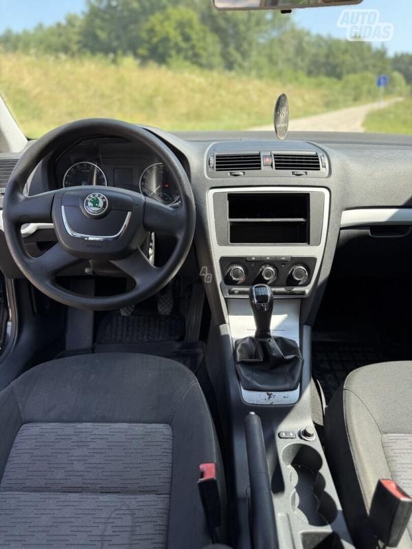 Black Skoda Octavia 2012 in Vilnius, with an engine capacity of 1.60 L and mileage of 282 thousand km for 2500 €, photo 8 on AUTOMOTO.COM.LV