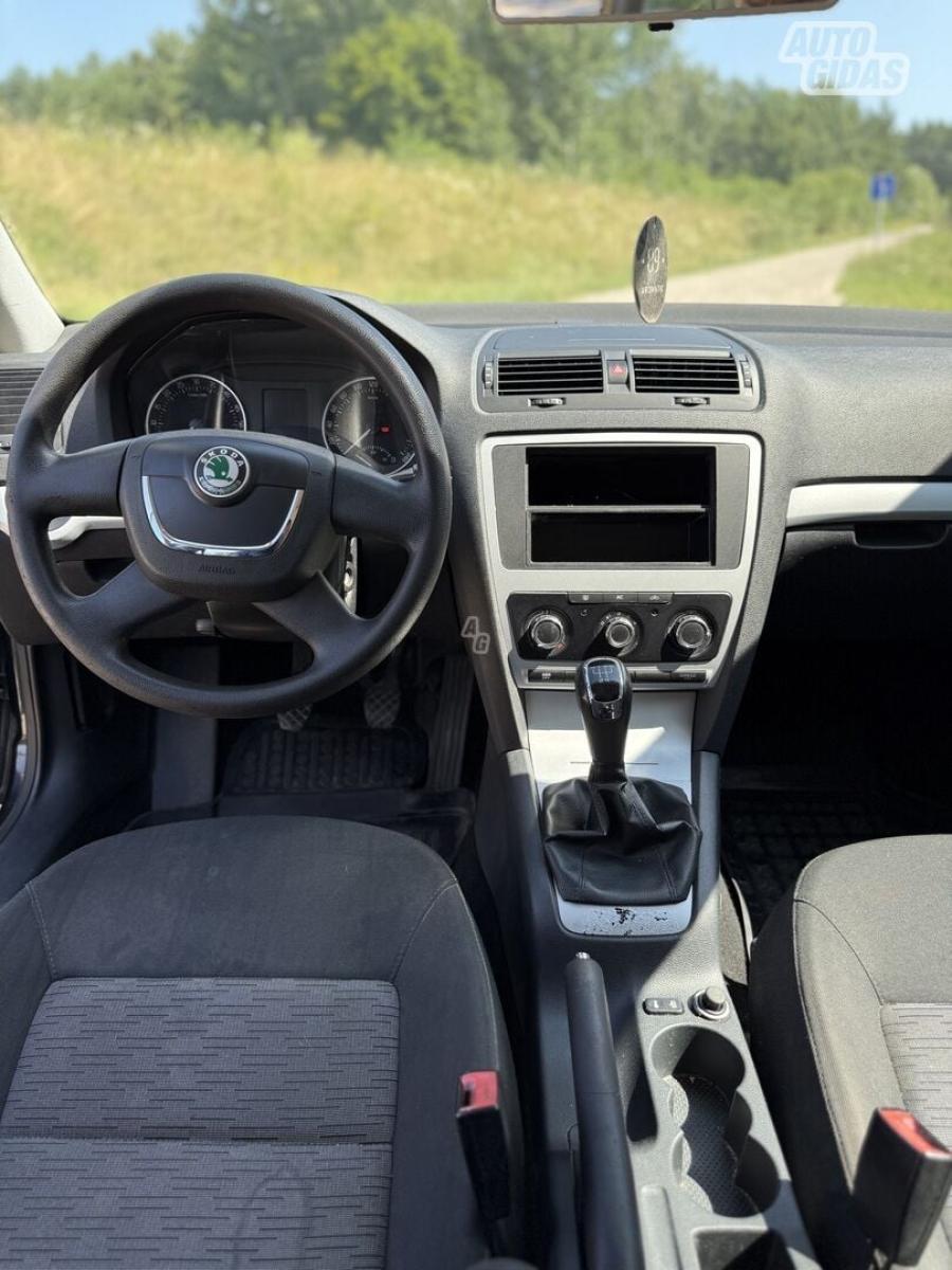 Black Skoda Octavia 2012 in Vilnius, with an engine capacity of 1.60 L and mileage of 282 thousand km for 2500 €, photo 9 on AUTOMOTO.COM.LV