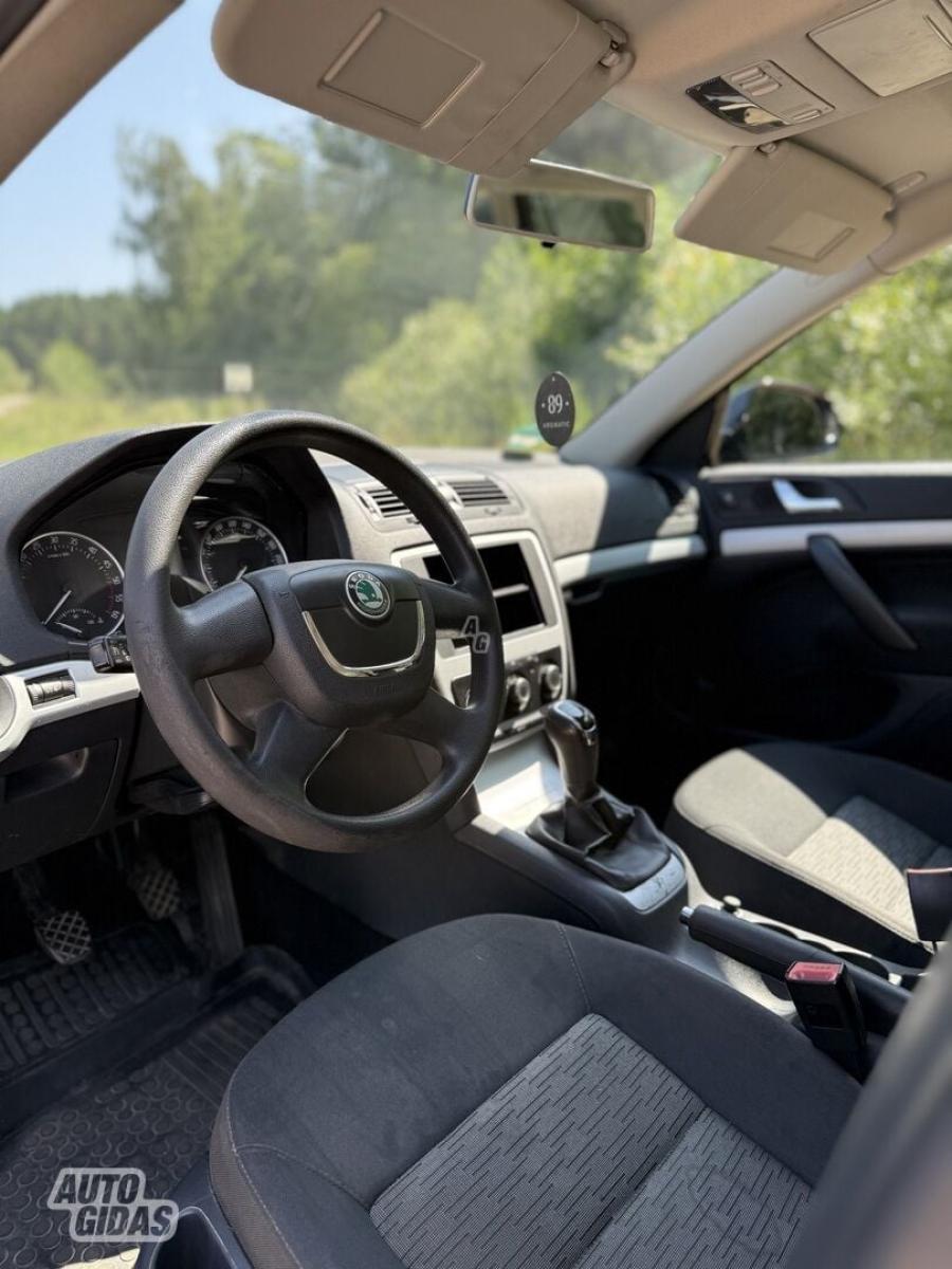 Black Skoda Octavia 2012 in Vilnius, with an engine capacity of 1.60 L and mileage of 282 thousand km for 2500 €, photo 10 on AUTOMOTO.COM.LV