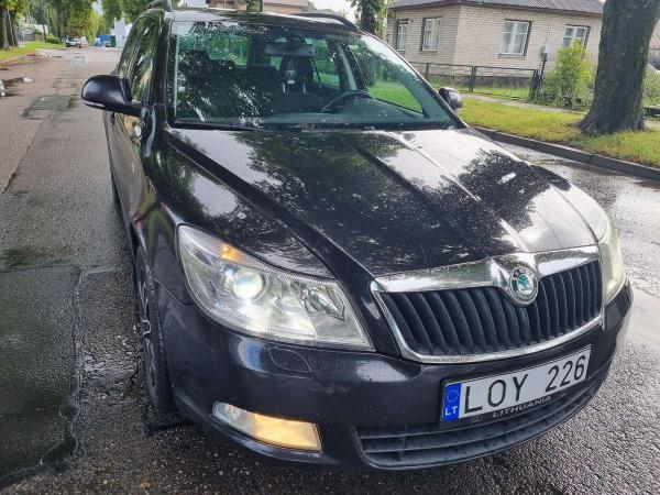 Black Skoda Octavia 2012 in Alytus, with an engine capacity of 2.00 L and mileage of 373 thousand km for 3650 €, photo 1 on AUTOMOTO.COM.LV