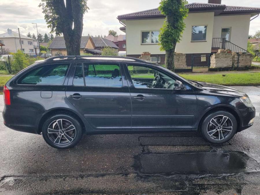 Melns Skoda Octavia 2012 Alīta, ar dzinēja tilpumu 2.00 L un nobraukumu 373 tūkst. km par 3650 €, foto 4 vietnē AUTOMOTO.COM.LV