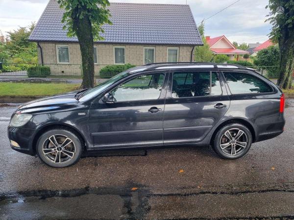 Black Skoda Octavia 2012 in Alytus, with an engine capacity of 2.00 L and mileage of 373 thousand km for 3650 €, photo 4 on AUTOMOTO.COM.LV