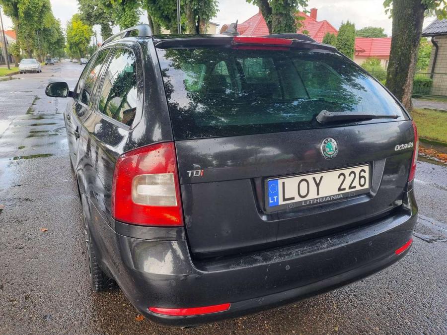 Melns Skoda Octavia 2012 Alīta, ar dzinēja tilpumu 2.00 L un nobraukumu 373 tūkst. km par 3650 €, foto 7 vietnē AUTOMOTO.COM.LV