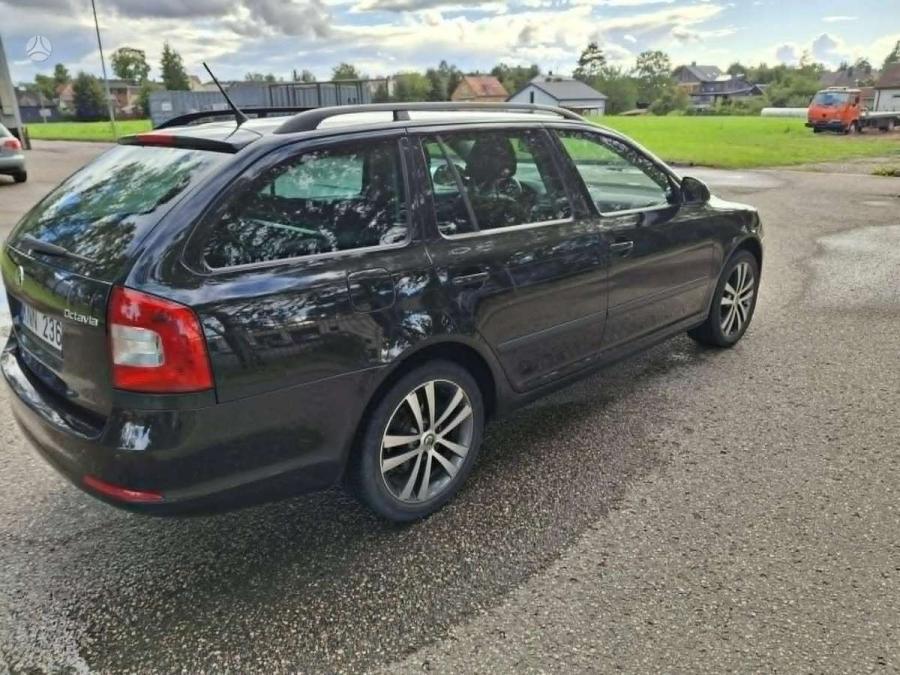 Black Skoda Octavia 2012 in Kaunas, with an engine capacity of 1.97 L and mileage of 201 thousand km for 5000 €, photo 5 on AUTOMOTO.COM.LV