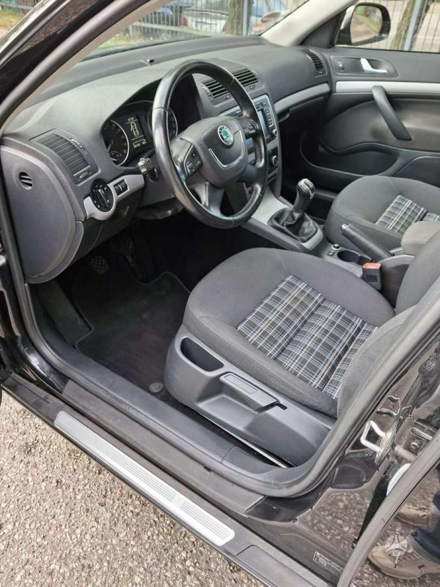 Black Skoda Octavia 2012 in Kaunas, with an engine capacity of 1.97 L and mileage of 201 thousand km for 5000 €, photo 11 on AUTOMOTO.COM.LV