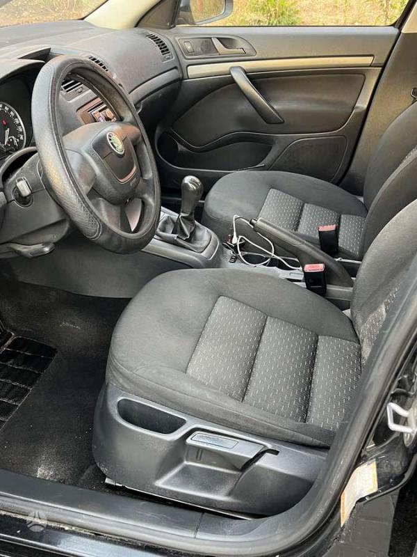 Melns Skoda Octavia 2012 Viļņa, ar dzinēja tilpumu 1.60 L un nobraukumu 408 tūkst. km par 1750 €, foto 8 vietnē AUTOMOTO.COM.LV