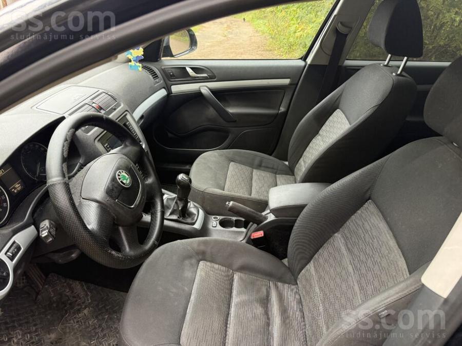 Melns Skoda Octavia 2012 Rīga, ar dzinēja tilpumu 1.60 L un nobraukumu 400 tūkst. km par 1100 €, foto 11 vietnē AUTOMOTO.COM.LV