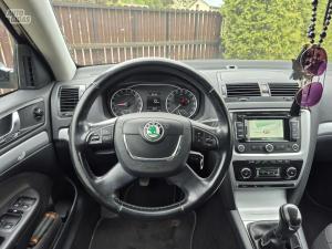 Black Skoda Octavia 2013 in Jonava, with an engine capacity of 2.00 L and mileage of 350 thousand km for 4000 €, photo 10 on AUTOMOTO.COM.LV
