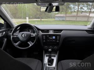 Black Skoda Octavia 2013 in Jelgava, with an engine capacity of 1.60 L and mileage of 298 thousand km for 4950 €, photo 6 on AUTOMOTO.COM.LV