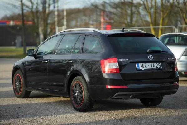 Melns Skoda Octavia 2013 Liepāja, ar dzinēja tilpumu 1.60 L un nobraukumu 229 tūkst. km par 7900 €, foto 3 vietnē AUTOMOTO.COM.LV