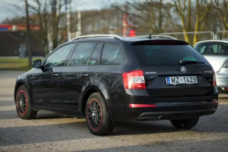 Black Skoda Octavia 2013 in Liepaja, with an engine capacity of 1.60 L and mileage of 229 thousand km for 7900 €, photo 4 on AUTOMOTO.COM.LV