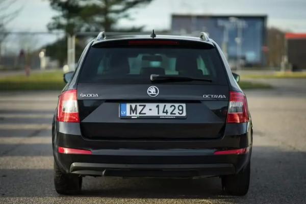 Black Skoda Octavia 2013 in Liepaja, with an engine capacity of 1.60 L and mileage of 229 thousand km for 7900 €, photo 4 on AUTOMOTO.COM.LV