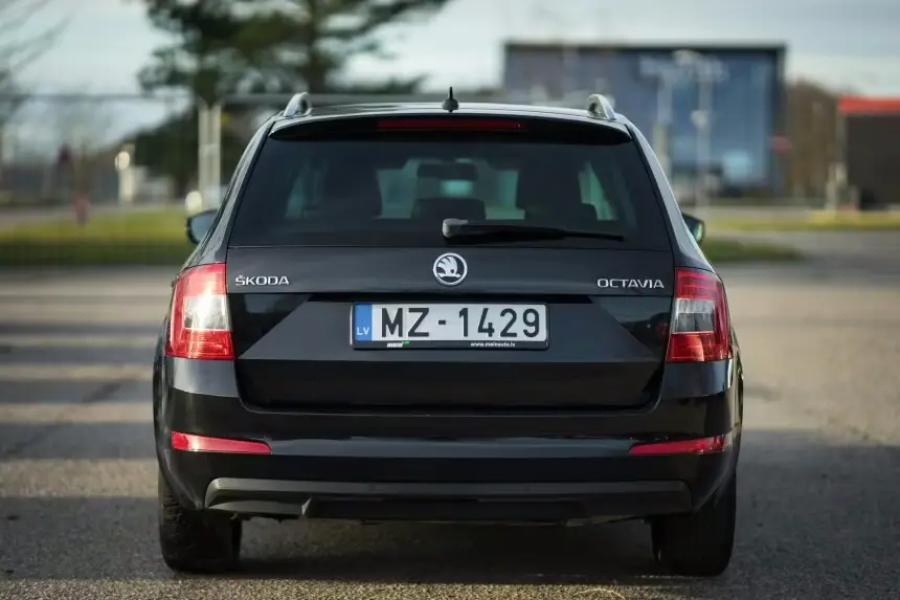 Black Skoda Octavia 2013 in Liepaja, with an engine capacity of 1.60 L and mileage of 229 thousand km for 7900 €, photo 5 on AUTOMOTO.COM.LV