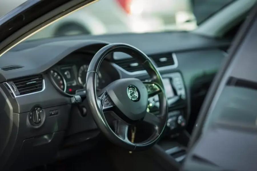 Black Skoda Octavia 2013 in Liepaja, with an engine capacity of 1.60 L and mileage of 229 thousand km for 7900 €, photo 16 on AUTOMOTO.COM.LV