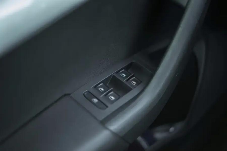 Black Skoda Octavia 2013 in Liepaja, with an engine capacity of 1.60 L and mileage of 229 thousand km for 7900 €, photo 22 on AUTOMOTO.COM.LV
