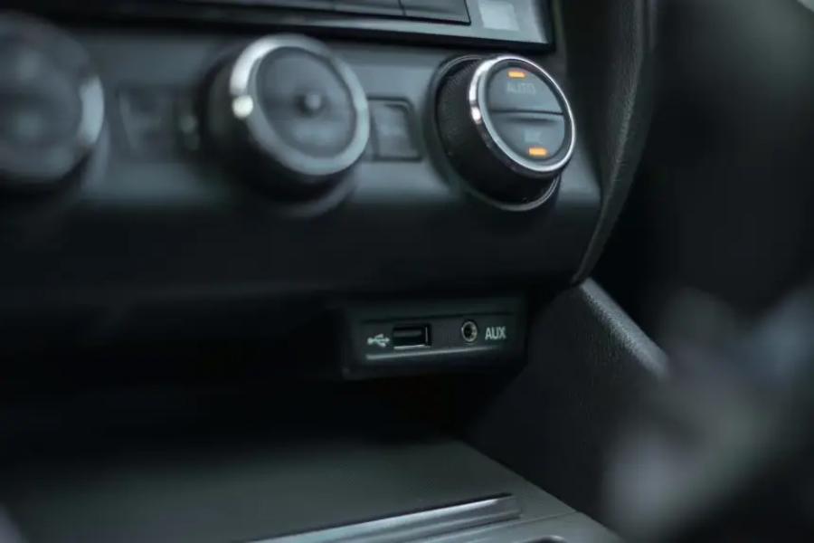 Black Skoda Octavia 2013 in Liepaja, with an engine capacity of 1.60 L and mileage of 229 thousand km for 7900 €, photo 29 on AUTOMOTO.COM.LV
