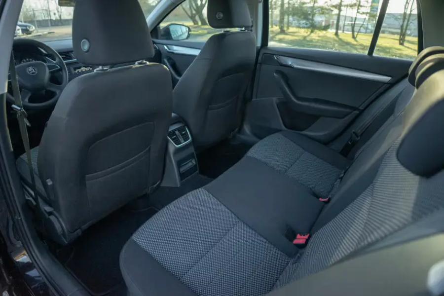 Melns Skoda Octavia 2013 Liepāja, ar dzinēja tilpumu 1.20 L un nobraukumu 212 tūkst. km par 6200 €, foto 10 vietnē AUTOMOTO.COM.LV