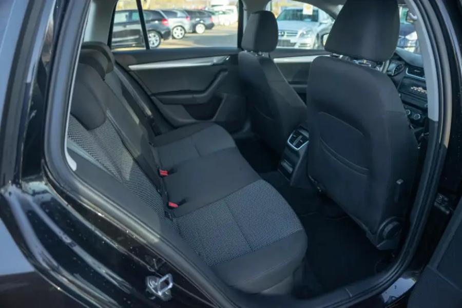 Melns Skoda Octavia 2013 Liepāja, ar dzinēja tilpumu 1.20 L un nobraukumu 212 tūkst. km par 6200 €, foto 12 vietnē AUTOMOTO.COM.LV