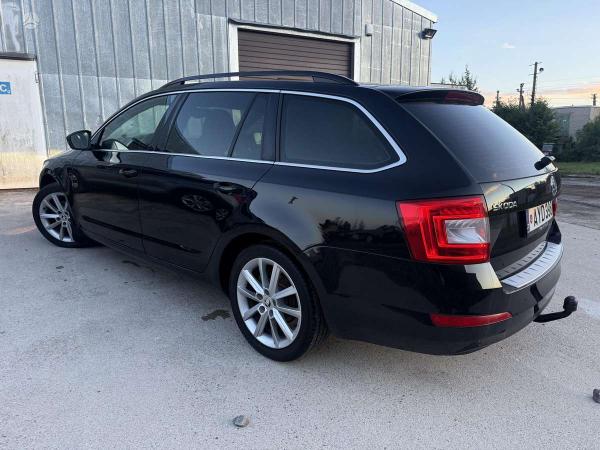 Black Skoda Octavia 2013 in Kelme, with an engine capacity of 1.60 L and mileage of 296 thousand km for 7200 €, photo 3 on AUTOMOTO.COM.LV
