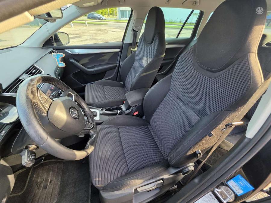 Black Skoda Octavia 2015 in Moletai, with an engine capacity of 1.60 L and mileage of 254 thousand km for 5900 €, photo 9 on AUTOMOTO.COM.LV