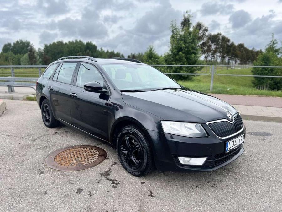 Black Skoda Octavia 2015 in Vilnius, with an engine capacity of 1.60 L and mileage of 303 thousand km for 3900 €, photo 4 on AUTOMOTO.COM.LV