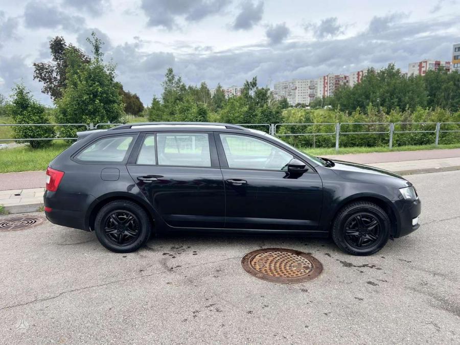 Black Skoda Octavia 2015 in Vilnius, with an engine capacity of 1.60 L and mileage of 303 thousand km for 3900 €, photo 5 on AUTOMOTO.COM.LV