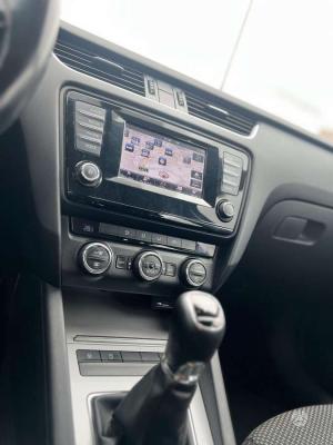 Black Skoda Octavia 2015 in Vilnius, with an engine capacity of 1.60 L and mileage of 303 thousand km for 3900 €, photo 14 on AUTOMOTO.COM.LV