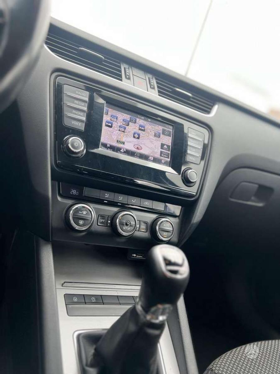 Black Skoda Octavia 2015 in Vilnius, with an engine capacity of 1.60 L and mileage of 303 thousand km for 3900 €, photo 14 on AUTOMOTO.COM.LV