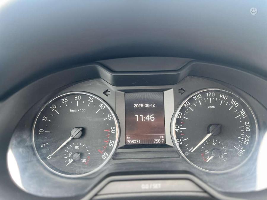 Black Skoda Octavia 2015 in Vilnius, with an engine capacity of 1.60 L and mileage of 303 thousand km for 3900 €, photo 16 on AUTOMOTO.COM.LV