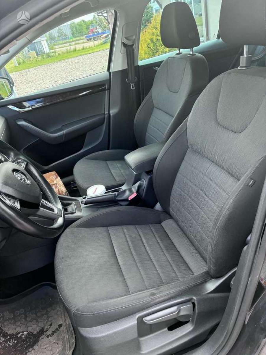 Black Skoda Octavia 2015 in Moletai, with an engine capacity of 1.80 L and mileage of 180 thousand km for 6950 €, photo 7 on AUTOMOTO.COM.LV