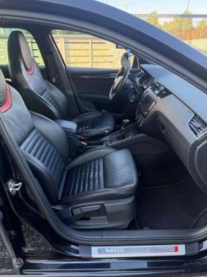 Black Skoda Octavia 2015 in Marijampole, with an engine capacity of 1.97 L and mileage of 268 thousand km for 8300 €, photo 15 on AUTOMOTO.COM.LV