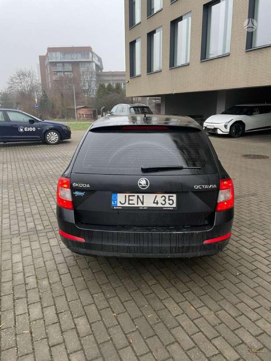 Black Skoda Octavia 2016 in Vilnius, with an engine capacity of 1.97 L and mileage of 430 thousand km for 6400 €, photo 4 on AUTOMOTO.COM.LV