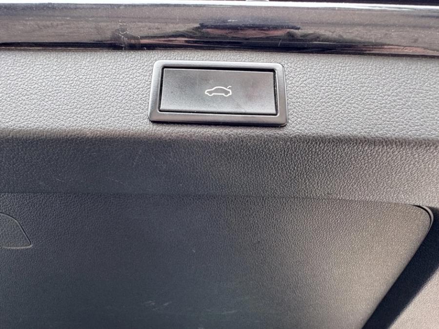 Black Skoda Octavia 2016 in Riga, with an engine capacity of 2.00 L and mileage of 241 thousand km for 7990 €, photo 3 on AUTOMOTO.COM.LV