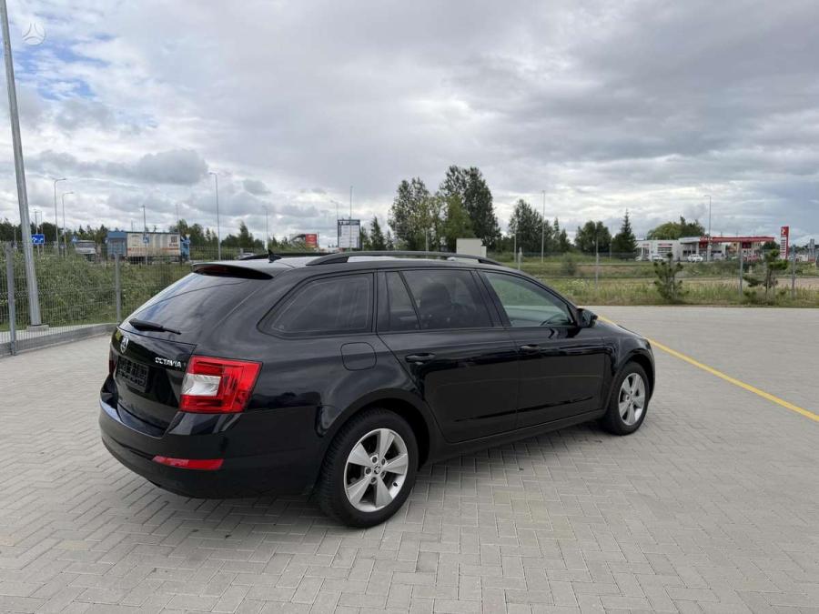 Black Skoda Octavia 2016 in Taurage, with an engine capacity of 1.60 L and mileage of 275 thousand km for 5600 €, photo 9 on AUTOMOTO.COM.LV