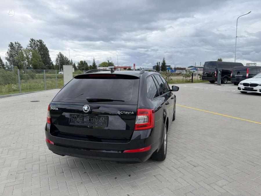Black Skoda Octavia 2016 in Taurage, with an engine capacity of 1.60 L and mileage of 275 thousand km for 5600 €, photo 12 on AUTOMOTO.COM.LV