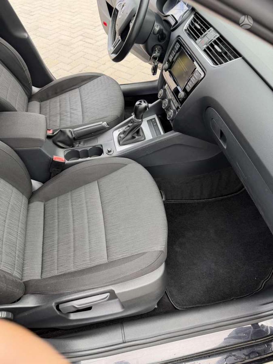 Black Skoda Octavia 2016 in Taurage, with an engine capacity of 1.60 L and mileage of 275 thousand km for 5600 €, photo 18 on AUTOMOTO.COM.LV