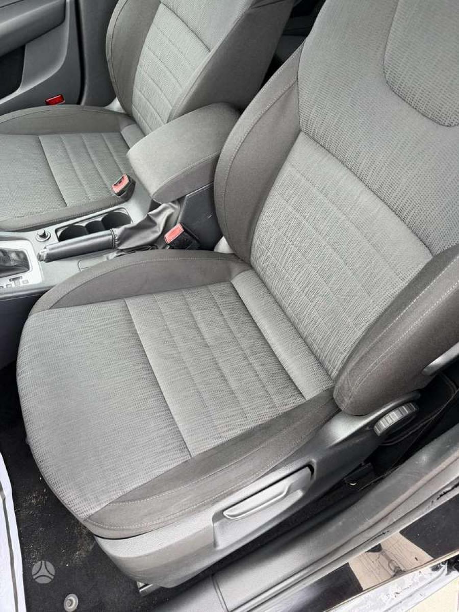Black Skoda Octavia 2016 in Taurage, with an engine capacity of 1.60 L and mileage of 275 thousand km for 5600 €, photo 20 on AUTOMOTO.COM.LV