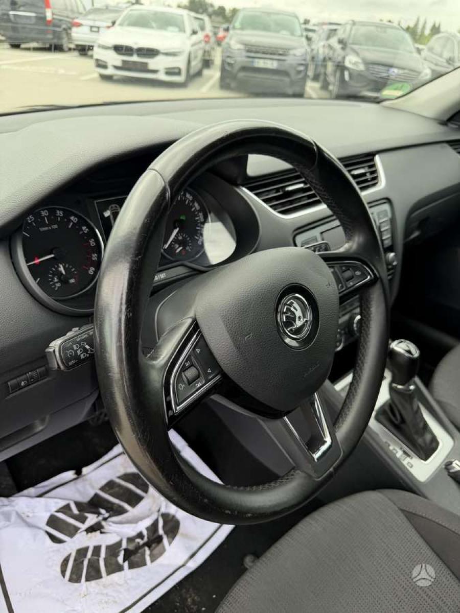 Black Skoda Octavia 2016 in Taurage, with an engine capacity of 1.60 L and mileage of 275 thousand km for 5600 €, photo 21 on AUTOMOTO.COM.LV