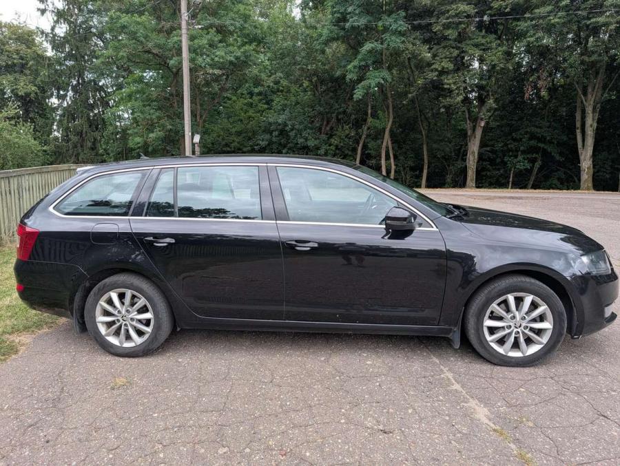 Black Skoda Octavia 2016 in Kaunas, with an engine capacity of 1.97 L and mileage of 301 thousand km for 6500 €, photo 4 on AUTOMOTO.COM.LV