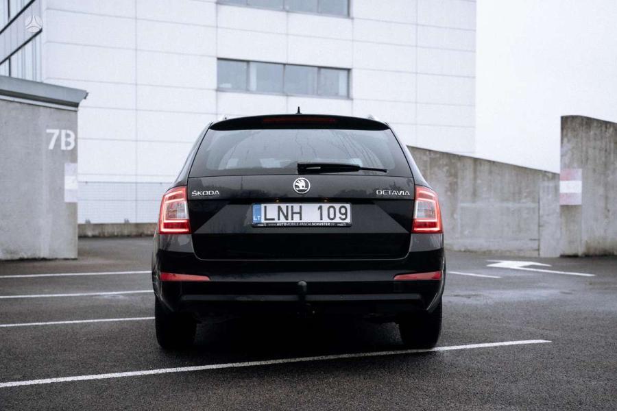 Black Skoda Octavia 2017 in Vilnius, with an engine capacity of 1.97 L and mileage of 221 thousand km for 9000 €, photo 5 on AUTOMOTO.COM.LV